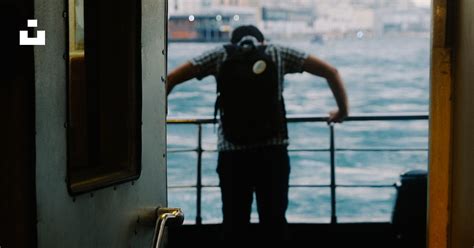 Une Personne Debout Sur Un Balcon Photo Photo Istanbul Gratuite Sur
