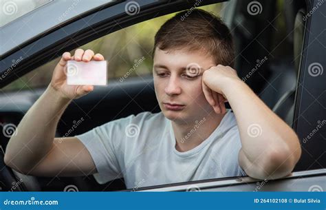 Motorista Perturbado Mostrando Sua Carteira De Motorista Para Fora Da Janela Do Carro Como Para