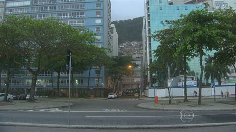 Vídeo PM procura traficantes após tiroteio no Morro da Babilônia no