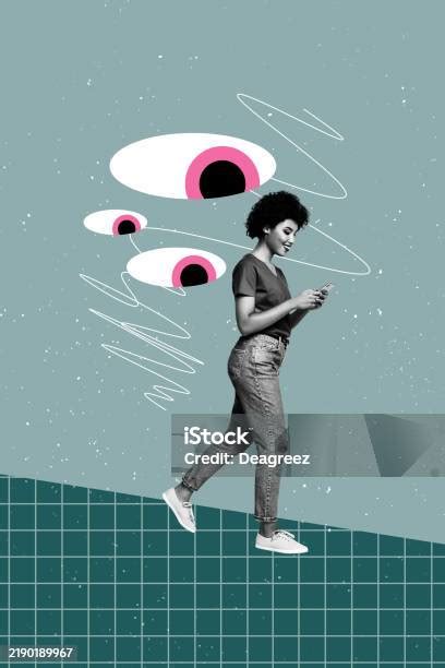 스케치 이미지 트렌드 삽화 몽타주 3d 사진 콜라주 젊은 아가씨 산책 보류 스마트 폰 사이버 보안 스파이 제어 비전 감독하다 감독하다 20 24세에 대한 스톡 사진 및 기타