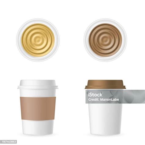 흰색 배경 뜨거운 아침 음료 종이 또는 흰색과 갈색 뚜껑이있는 플라스틱 용기 광고용 골판지 홀더에 격리 된 현실적인 3d 커피 및 찻잔 세트 상단 및 전면 뷰 레스토랑에
