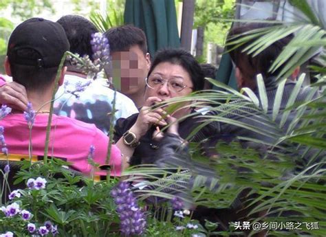 韩红现身某餐厅与好友聚餐，饭后抽雪茄和友人聊天心情超好 搜狐大视野 搜狐新闻
