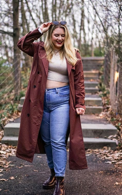 가을 갈색 코트 거리 스타일 걷고 있는 계단 공원 금발 긴 머리 낮 내리막 길 높은 뉴욕 단풍 도시 공원 떨어지다 라이프스타일 레저 롱 코트