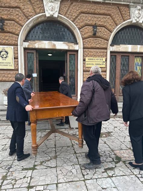 СТРАШЕН ЕКШЪН ПРЕД МИННА ДИРЕКЦИЯ Жива верига на областния управител Людмил Веселинов и