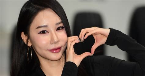 플래시세례 받는 모델 겸 인플루언서 강하빈 팬들에게 사랑을 보냅니다~ 포토
