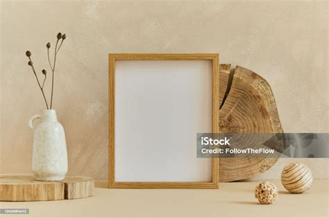 모의 포스터 프레임 목재와 대리석 마른 식물 및 개인 액세서리와 같은 천연 소재와 아늑한 인테리어 디자인의 세련된 구성 중립 베이지 색 템플릿 배경 주제에 대한 스톡 사진