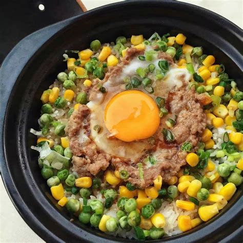 窝蛋免治牛肉煲仔饭的做法 图解窝蛋免治牛肉煲仔饭怎么做如何做好吃 窝蛋免治牛肉煲仔饭家常做法大全 小厨差差 豆果美食