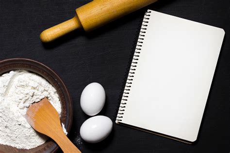 반죽에 대 한 성분입니다 밀가루 계란 롤링 핀 고 빈 메모장에 긁힌 최고의 볼 수 있습니다 플랫이 하다 메뉴 또는 제조 법에 대