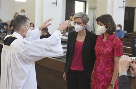 Pope Francis Softens Vaticans Ban On Blessing Gay Couples Wsj