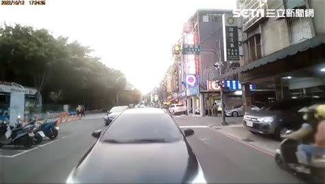 轎車沿路逆向撞機車騎士 網友全看傻眼：用一整貨櫃雞腿買的駕照？ 社會 三立新聞網 Setncom