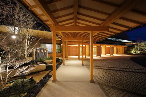 情緒ある旅館の玄関へ｜石井建築建築事務所
