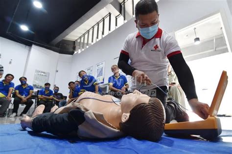 江苏常州货车装配AED设备 打造移动急救站 人民图片网