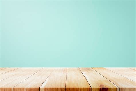 노란색 바탕 화면 배경 위에 빈 나무 데크 테이블입니다 프리미엄 사진