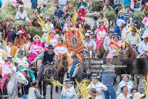 다 색된 드레스와 모자는 종 려 주일의 부활절 야쿠 시 페루의 축제 기간 동안 말을 타고 있는 사람 종려 주일에 대한 스톡 사진