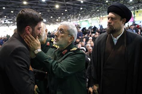 Comandante Da Guarda Revolucionária Do Irã é Visto Em Funeral Após