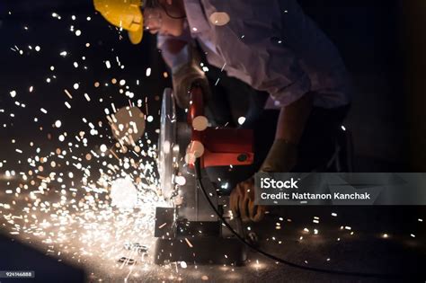 선택적 초점 및 낮은 동작 흐림 효과 빛 이미지 작업자 사용 전기 앵글 그 라인 더 금속 공장에 많은 샤 프를 던지고의 불꽃 각도에 대한 스톡 사진 및 기타 이미지 Istock