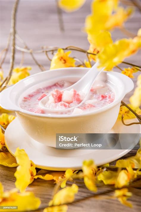 Traditional Ice Cold Chilled Colourful Fruit Peach Gum Bo Bo Cha Cha Sweet Soya Bean Coconut