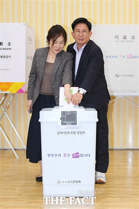 사전투표하는 박강수 마포구청장 포토