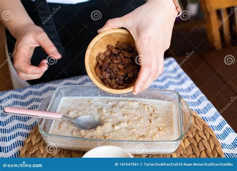 Het Maken Van Gebakken Havermeel Met Banaan Bosbessen Okkernoot En Rozijnen Het Voorbereiden