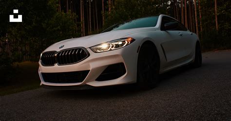 은색 Bmw M 3 쿠페는 낮 동안 회색 아스팔트 도로에 주차되었습니다 사진 Unsplash의 무료 M8 이미지