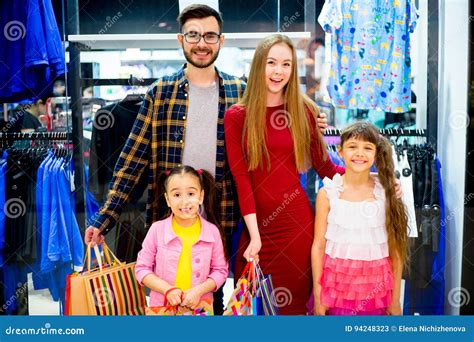 Compras Felices De La Familia Imagen De Archivo Imagen De Compras
