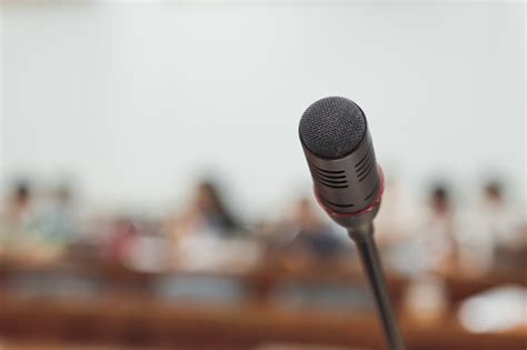 컨퍼런스 홀 또는 세미나 룸 배경의 추상 흐린된 사진 위에 마이크 개념과 주제에 대한 스톡 사진 및 기타 이미지 개념과 주제
