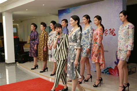 Zifei Wang时装秀亮相时代风帆成长学院凤凰网