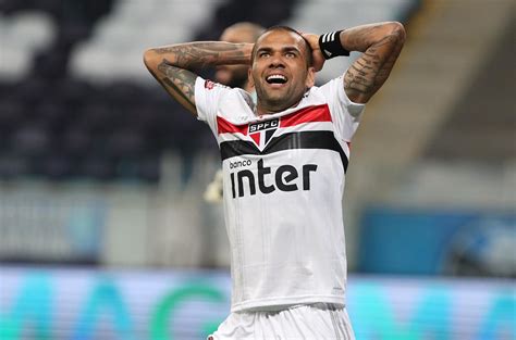 Daniel Alves dá declaração polemica sobre saída do São Paulo