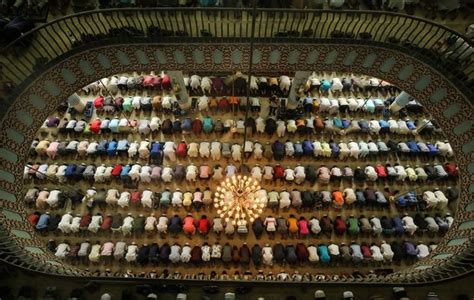 Islamic Foundations Call For Praying Taraweeh
