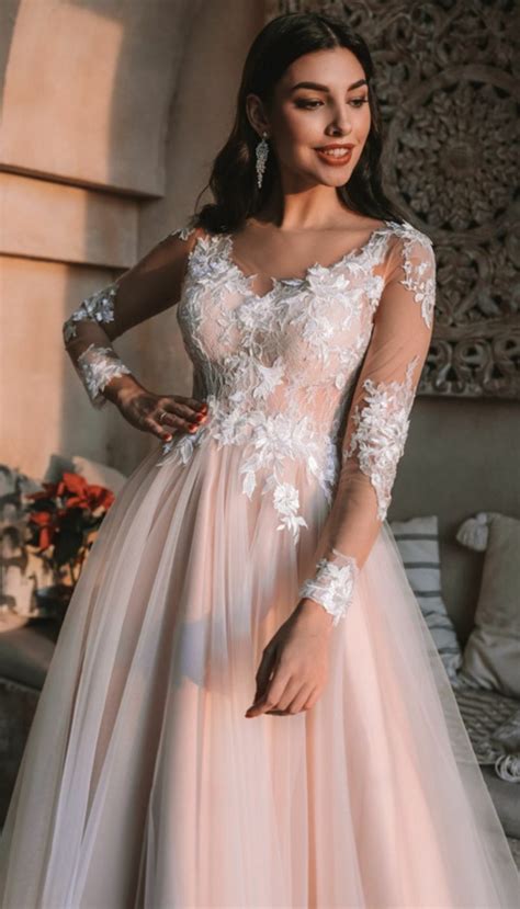 Элегантное платье с вышивкой на сетке