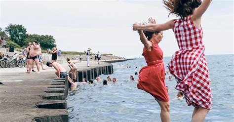 걱정 없는 관광 기쁨 깅엄 드레스 도시 해변 도약 드레스 레저 레크리에이션 모험 물 물을 튀기다 바다 방파제 부두 빨간 드레스 손을 흔들다