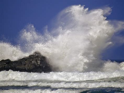 Tidal Roar Hd Ocean Waves Crashing On Rocky Shore 1600x1200 Wallpaper Abyss