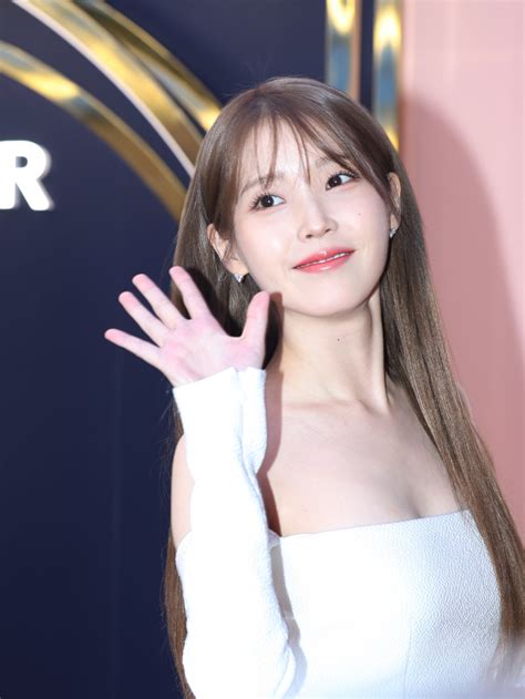 아이유 화이트 오프숄더 미니원피스 은근한 힙라인 뽀얀 가슴골 안구정화 라이브스코어 라이브맨 실시간 라이브스코어 토토
