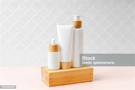 펌프 병 크림 튜브 및 점적기를 욕실의 테이블에 놓습니다 화장품 컨테이너 모형 브랜딩 및 포장 프리젠 테이션에 대한 배경 천연