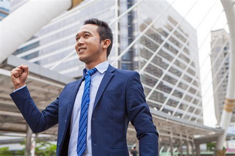 사업가 웃 고 그의 사업 성공 성과 번호 1 사무실 건물 배경공기에서 주먹 및 개념 이기 건축물에 대한 스톡 사진 및 기타 이미지 Istock