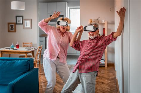 가상 현실 안경으로 재미를 가진 노인 성숙한 커플 새로운 Vr 헤드셋을 사용하는 노인 활동적인 노인의 개념과 새로운 기술과의 상호 작용 2명에 대한 스톡 사진 및 기타