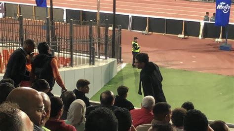 مفاجاة شريف اكرامي يشجع الاهلي من المدرجات في نهائي كاس مصر Youtube