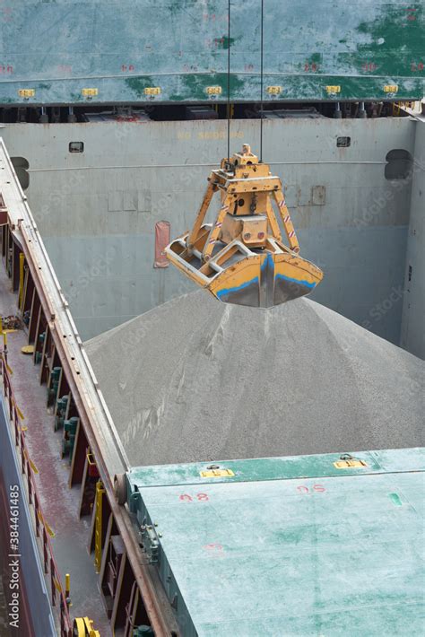 Loading And Dischargind Operation Of Bulk Cargo Bauxite On Bulk Carrier Ship Using Grab Bucket
