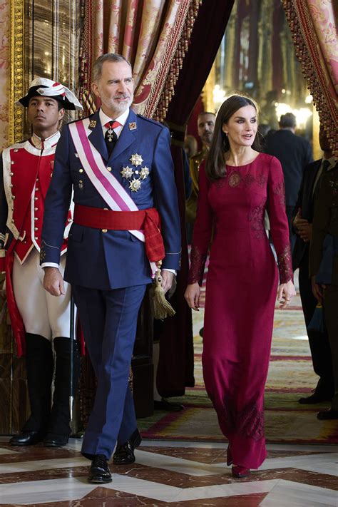 Letizia Di Spagna Inizia Lanno Con Un Look Romantico Lanello Nasconde Una Dedica Damore