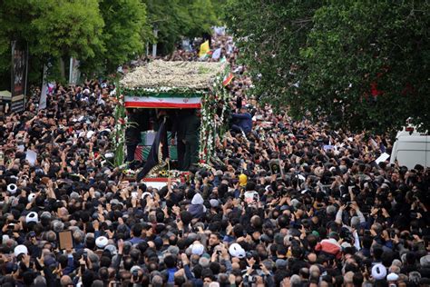 Accident dhélicoptère LIran rend hommage à son président défunt Raïssi La Presse