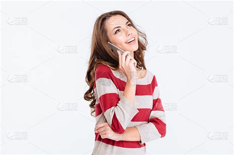 一个女人一边打电话一边看文案