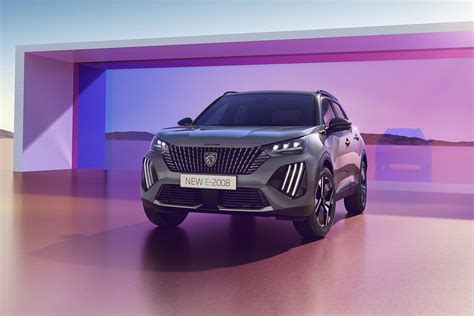 Peugeot 2008 Col Restyling Cambia Il Look Aumenta L Autonomia EV