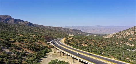 فیلم گردشگران آزادراه شیراز اصفهان در بهار این اتوبان چه زیبایی هایی