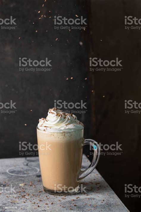 커피 라떼 에스프레소와 찐 우유로 만든 커피 음료와 초콜릿으로 장식 된 커피 음료 맛있는 음료 마실 것에 대한 스톡 사진 및 기타 이미지 Istock