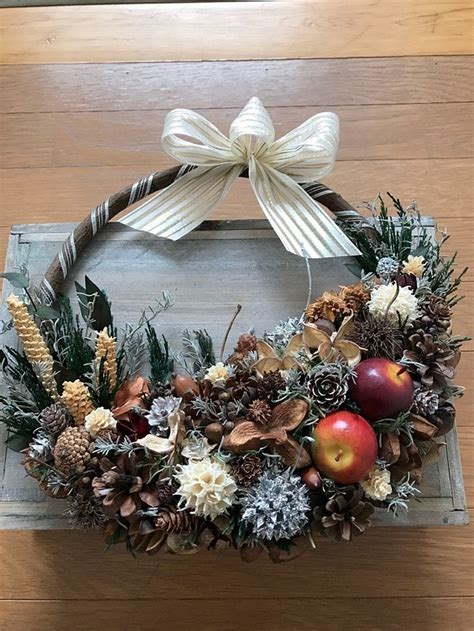 【xmas】 北欧の森の木の実と林檎のハーフムーンリース（完売しました） リース Burosye 通販｜creemaクリーマ
