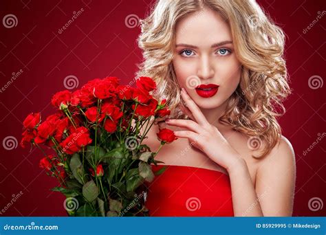 Bello Mazzo Biondo Della Tenuta Della Donna Delle Rose Rosse Giorno Del
