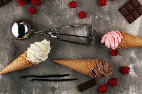 바닐라는 요구르트 또는 소프트 아이스크림 와플 콘에 고정 0명에 대한 스톡 사진 및 기타 이미지 0명 거품 내기 냉동 요구르트 Istock