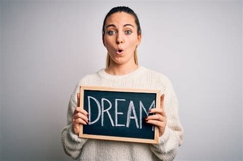 젊은 아름다운 금발의 여자 와 파란 눈 들고 칠판 과 꿈의 단어 메시지 무서워 충격으로 충격 두려움과 두려움 표정으로 흥분