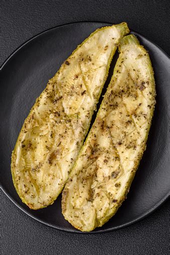 맛있는 호박은 소금 향신료 및 허브로 구운 두 부분으로 자릅니다 0명에 대한 스톡 사진 및 기타 이미지 0명 건강한 식생활