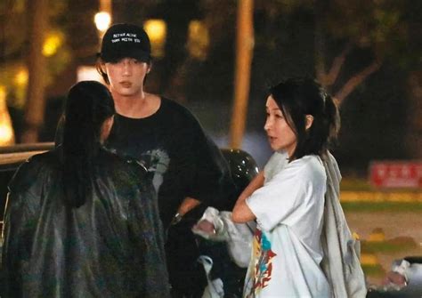 没打算与小16岁男友结婚？萧亚轩带黄皓吃火锅，素颜撞脸秦海璐 搜狐大视野 搜狐新闻